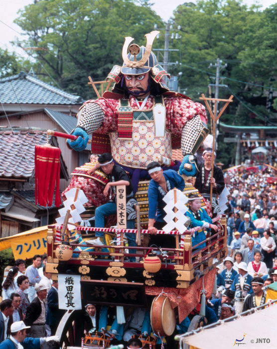 Sanja Matsuri, o maior festival de Tóquio no templo Sensoji de Asakusa.